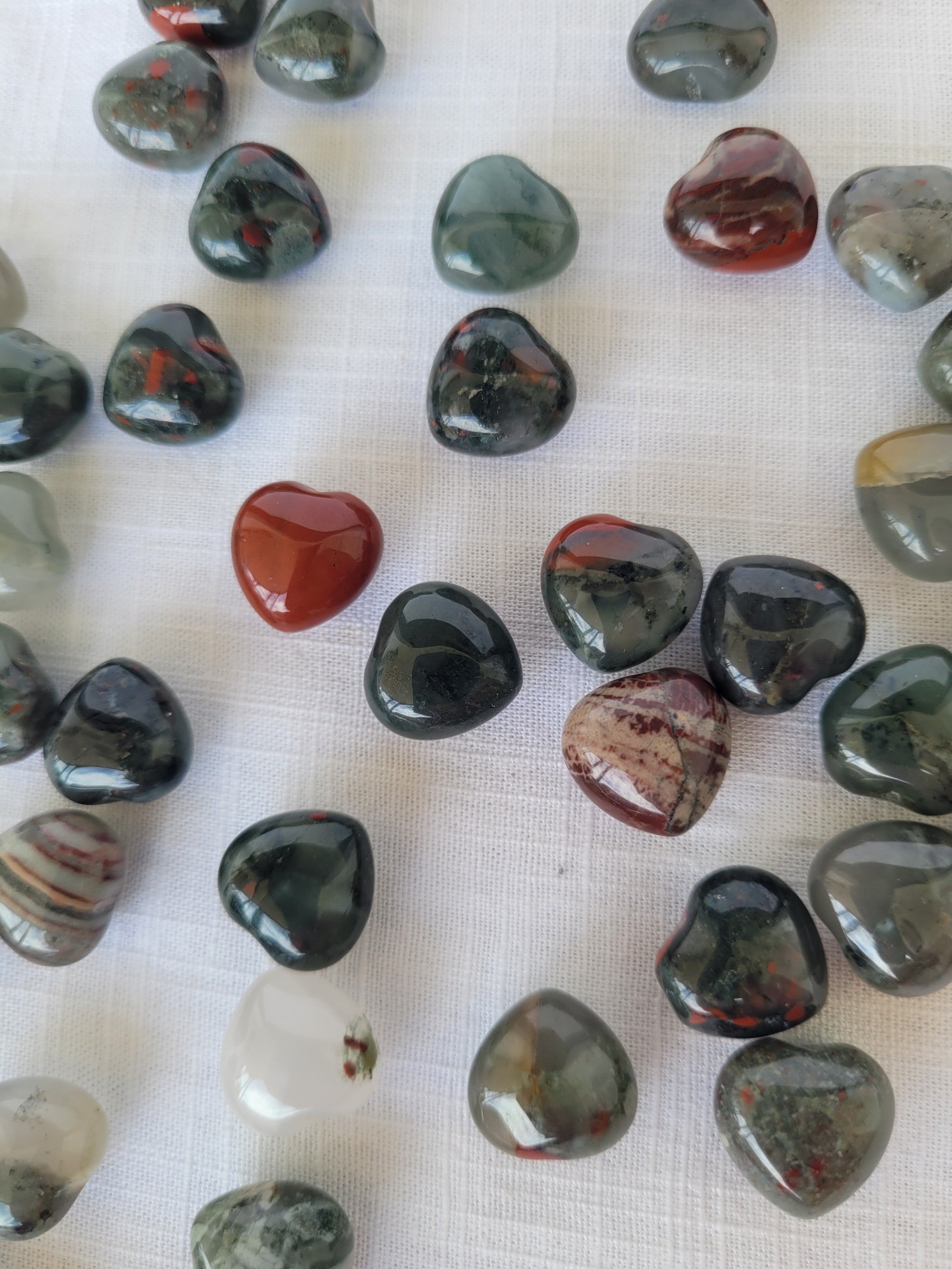 Bloodstone Jasper Mini Hearts – Alluring Quartz